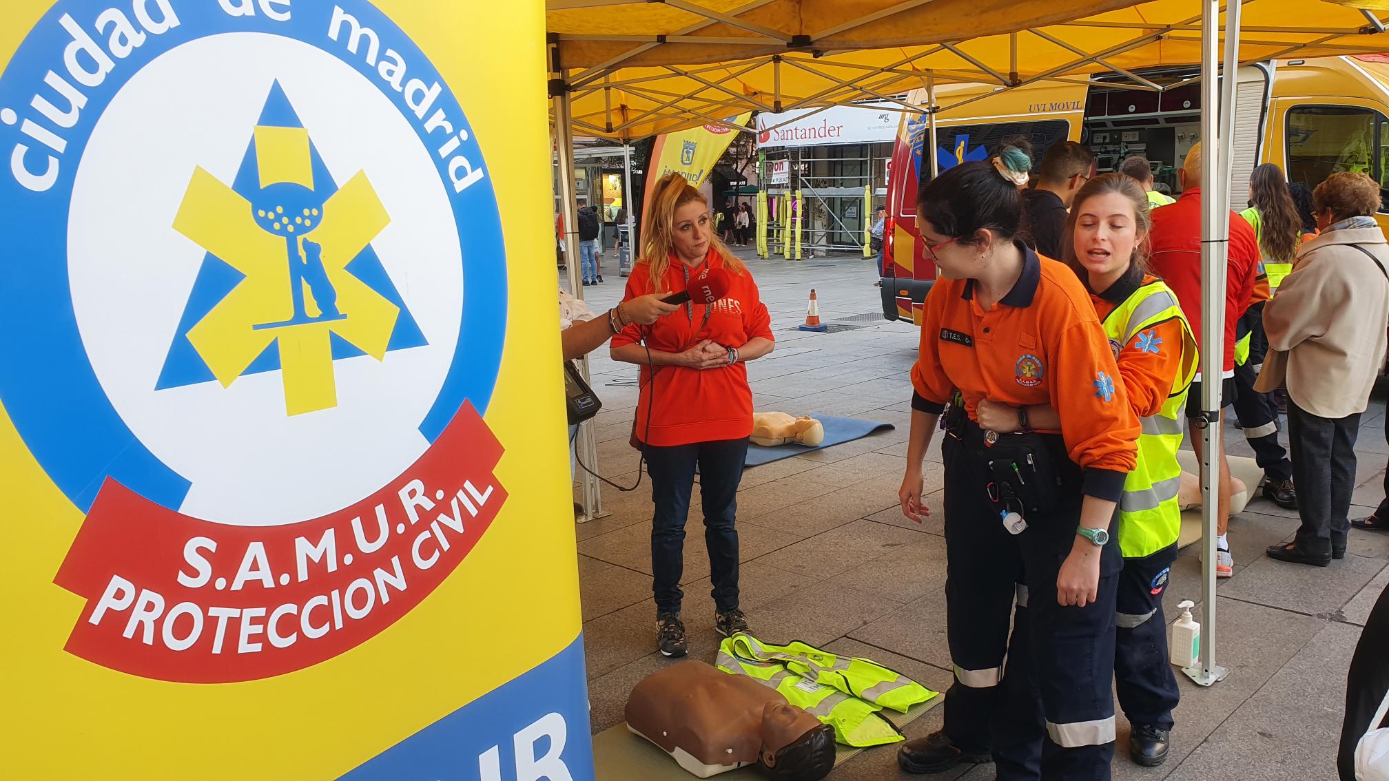 SAMUR-Protección Civil enseña a cientos de ciudadanos a realizar técnicas de reanimación ...
